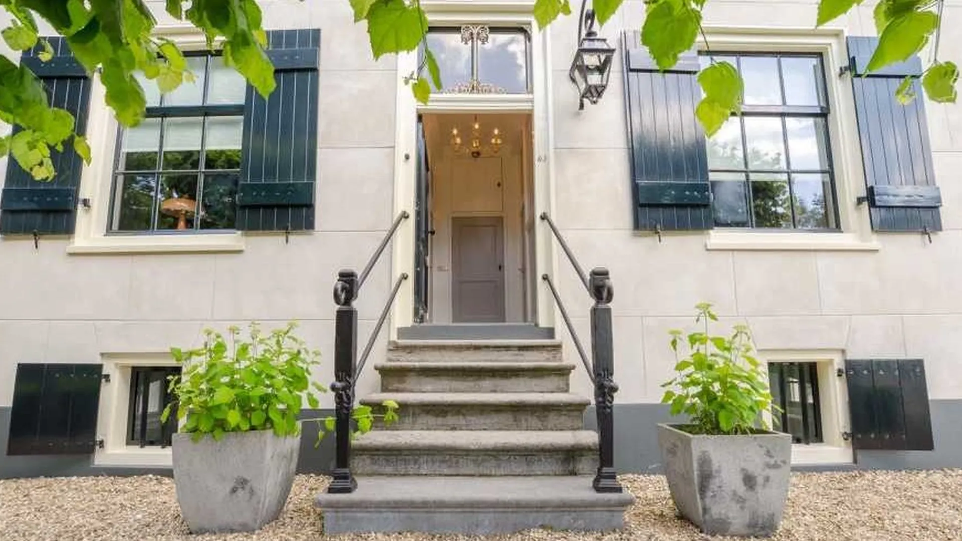 Arie Boomsma verhuist en koopt deze reusachtige, luxe woonboerderij