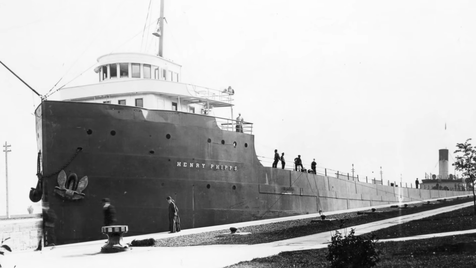 A ship split in half in a marine gale - then it sank without a distress ...