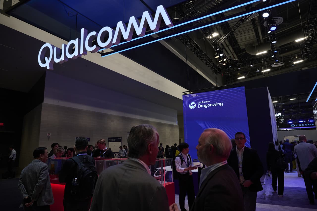 Qualcomm gives weak guidance. The CEO blames memory crunch.