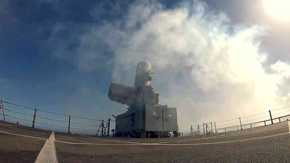 How the USS Montgomery fires Longbow Hellfire missiles