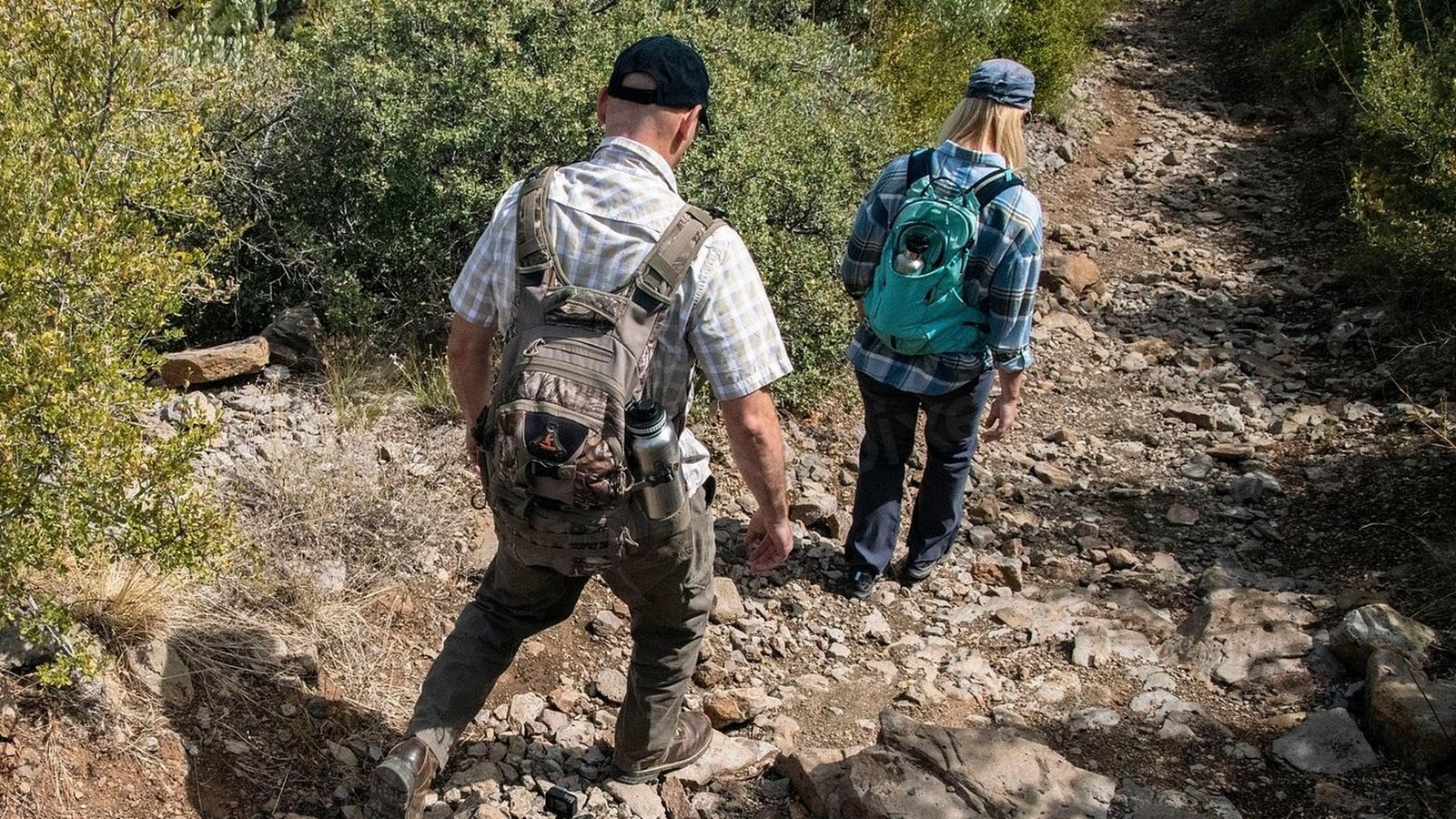 10 practical tips for feeling secure while hiking or camping