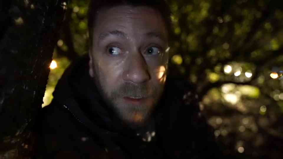 Stealth camping in a city roundabout, one wrong move could get him caught