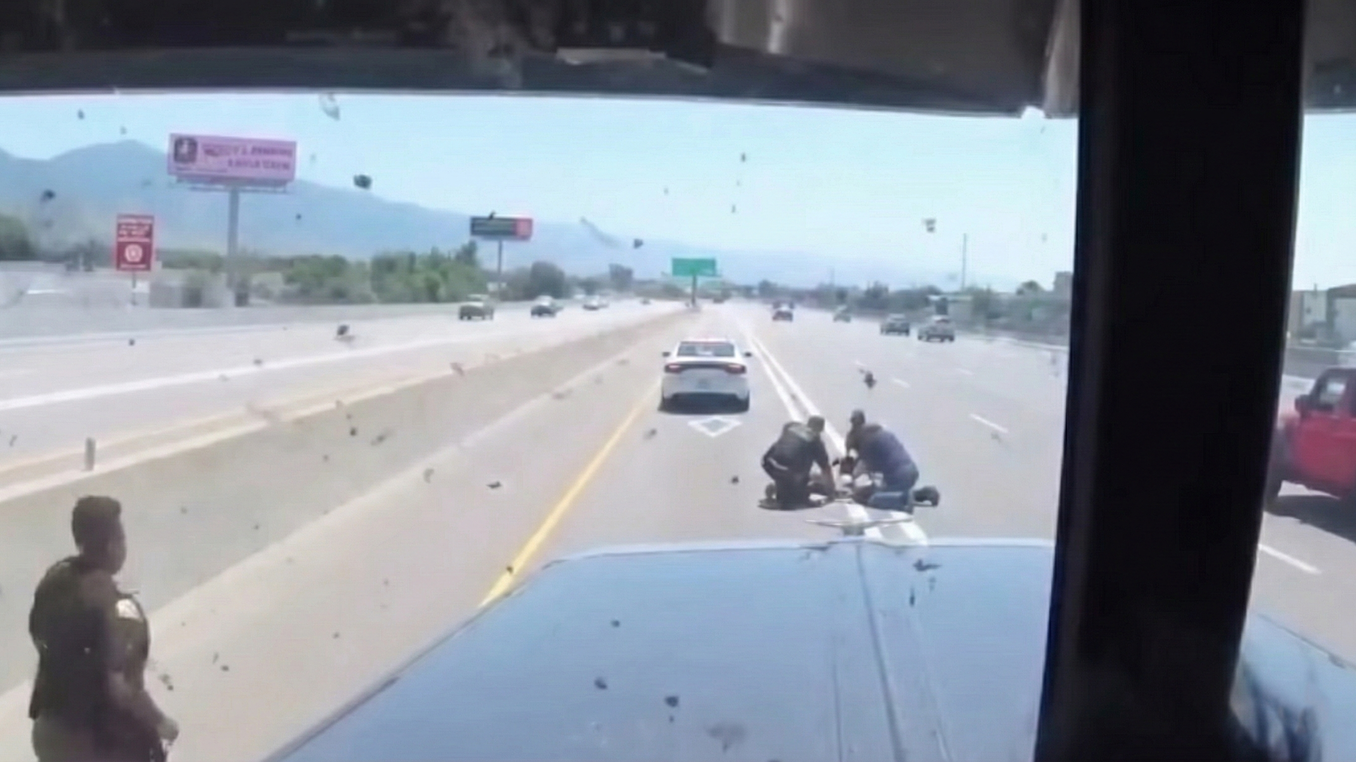 A suspect fights a solo officer in traffic and truckers don’t hesitate