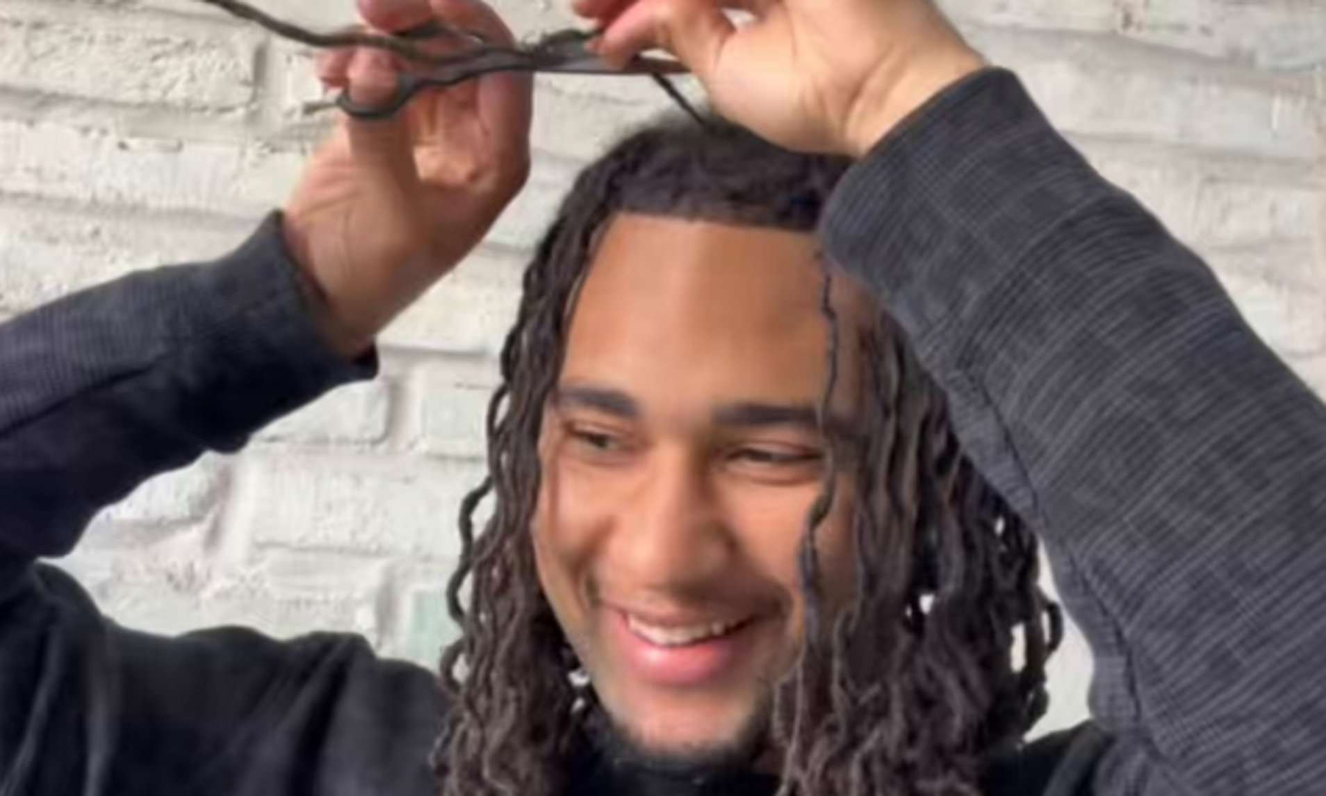Top NFL quarterback looks unrecognizable after cutting off his hair in ...