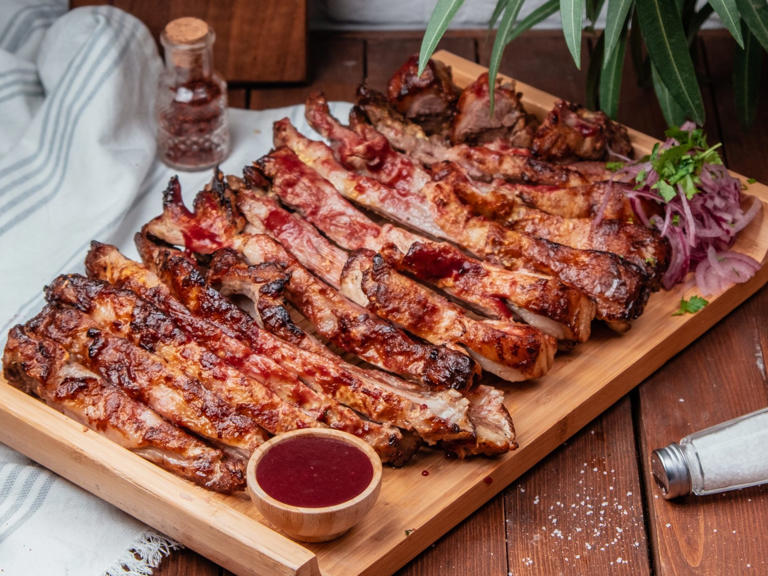 Τσικνοπέμπτη με BBQ χοιρινά παϊδάκια που μένουν αξέχαστα