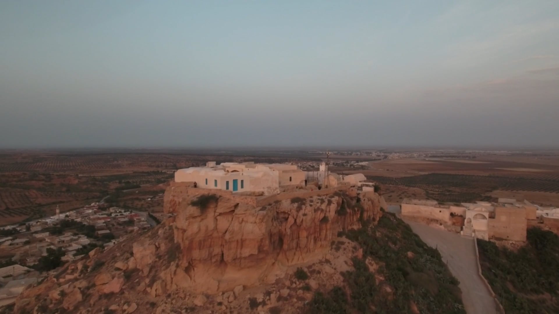 Tunis: Drone discovers the sprawling capital of Tunisia