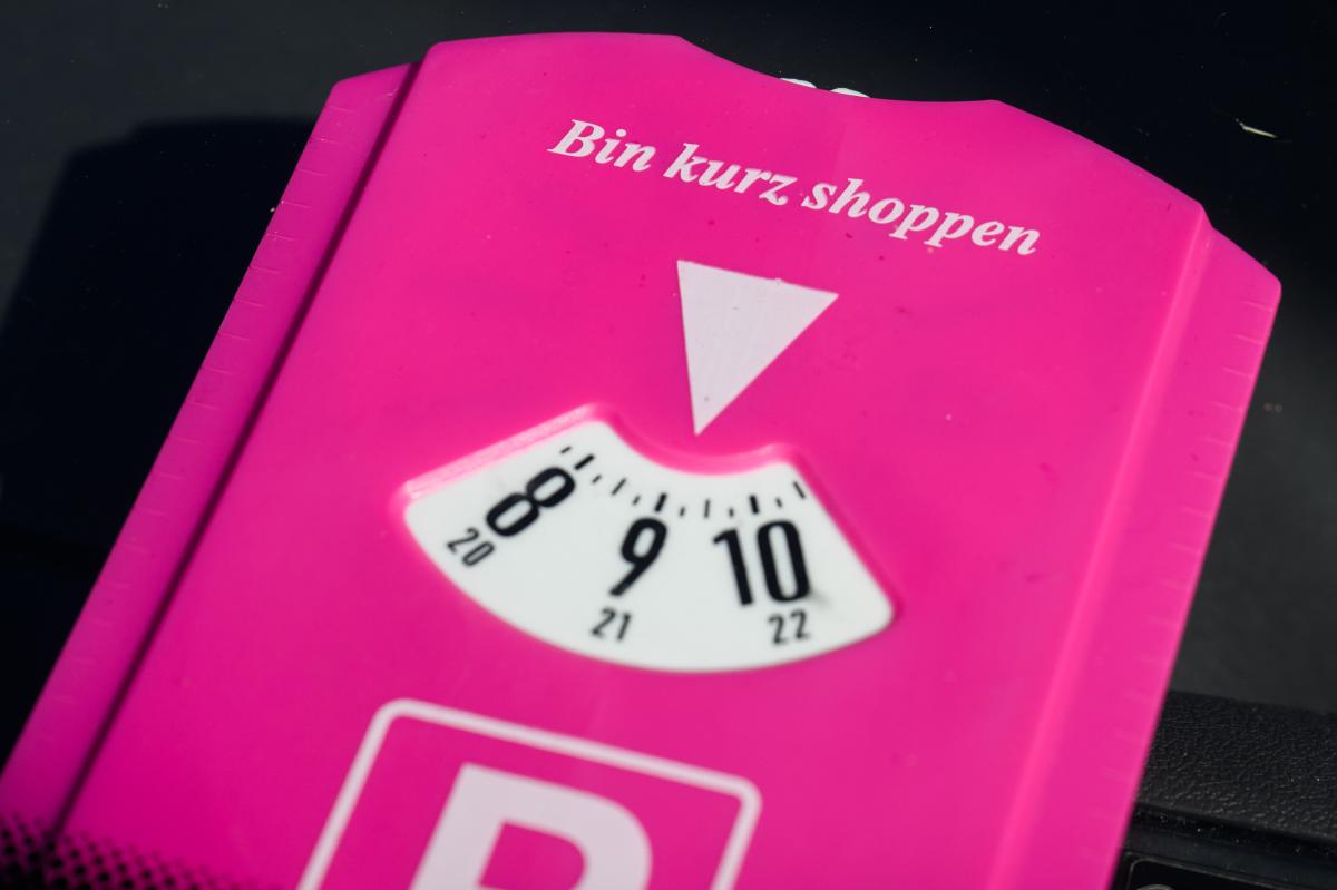 Auto: Strafzettel wegen pinker Parkscheibe – diese Regel kennen viele nicht
