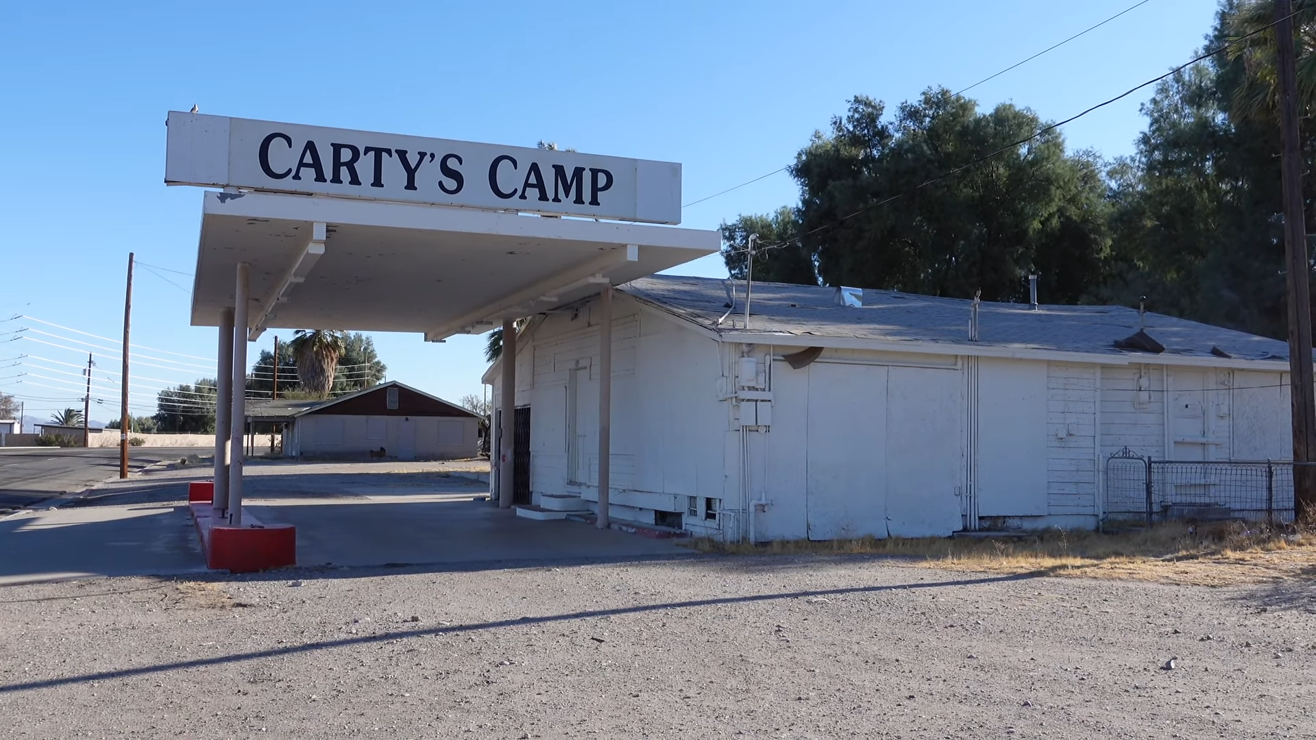 He drove through this desert town – and found signs that refused to die