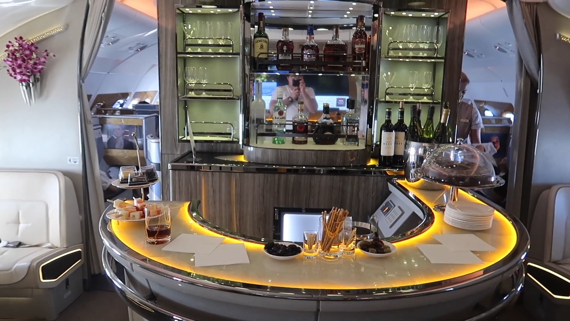 This is what you actually get in Emirates A380 business class (not just ...