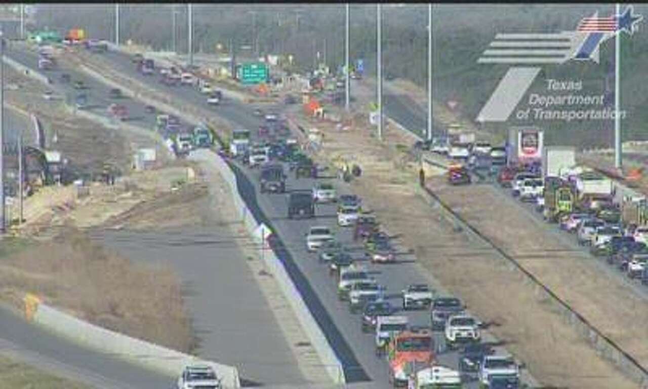 Deadly crash shuts down part of Loop 1604 in San Antonio