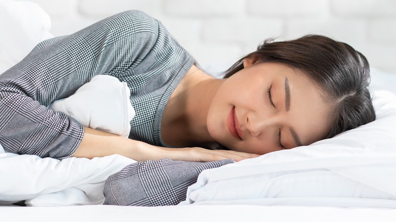 13 Causes Of Puffy Eyes & How You Can Reduce Inflammation ASAP