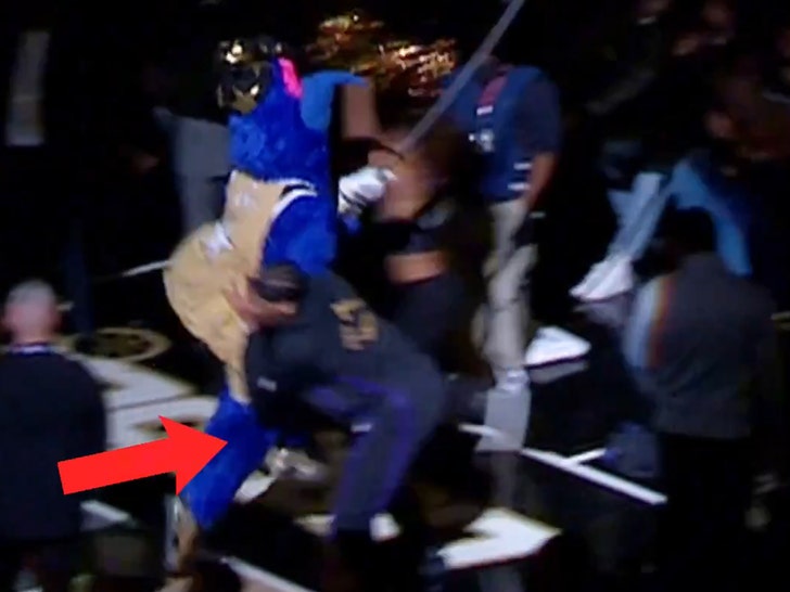 NBA suspends Lakers' Jaxson Hayes for shoving Wizards mascot