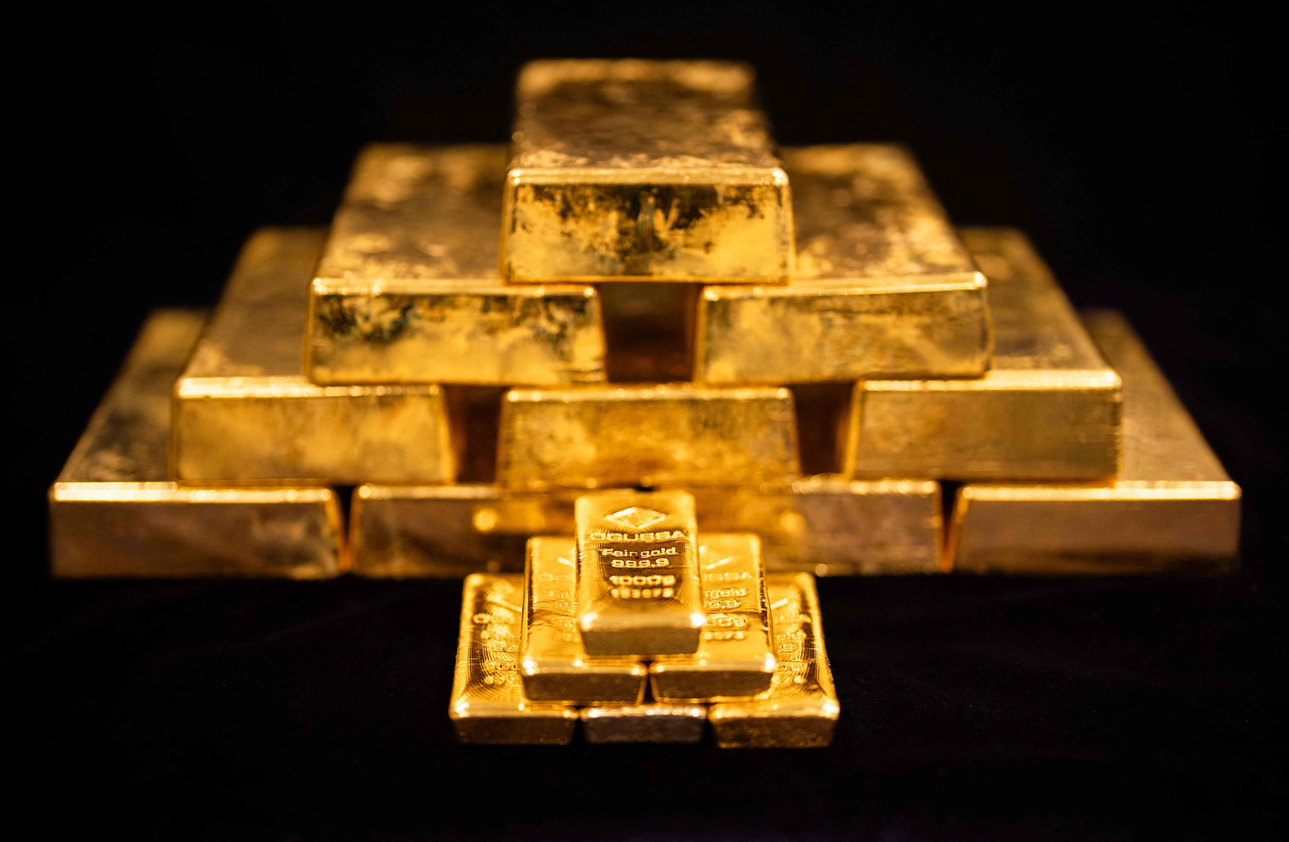 Gold held by ETFs surpasses 4,000 tons for first time