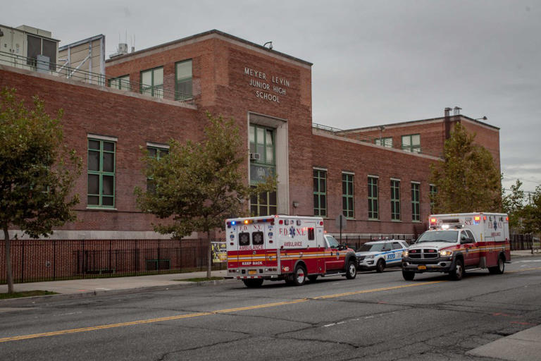 NYC school safety agent stabbed while breaking up fight between middle ...