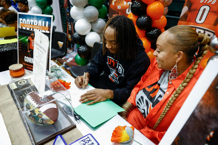 After starting 2025 with no offers, DeSoto QB Legend Howell’s signing ...