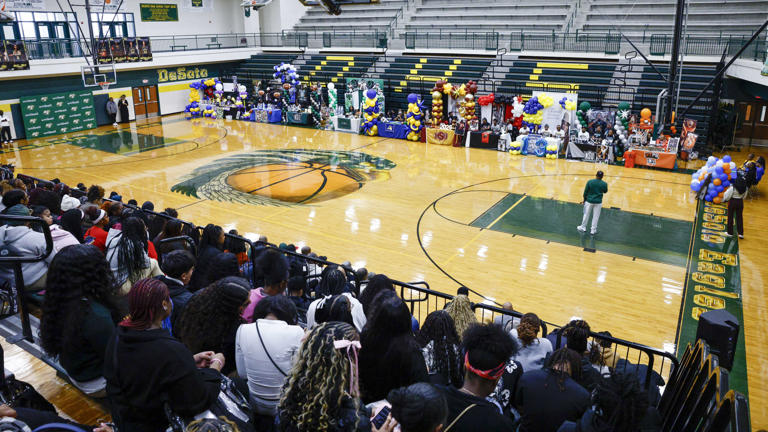 After starting 2025 with no offers, DeSoto QB Legend Howell’s signing ...