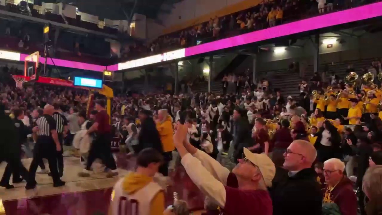 Gophers upset Michigan State, fans storm court