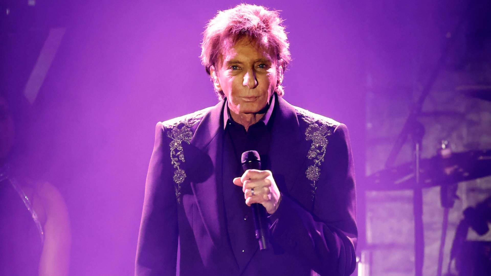 Barry Manilow shares recovery update after lung cancer surgery