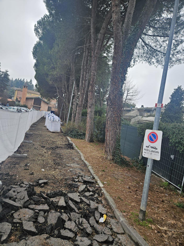Un cantiere-fantasma davanti a scuola