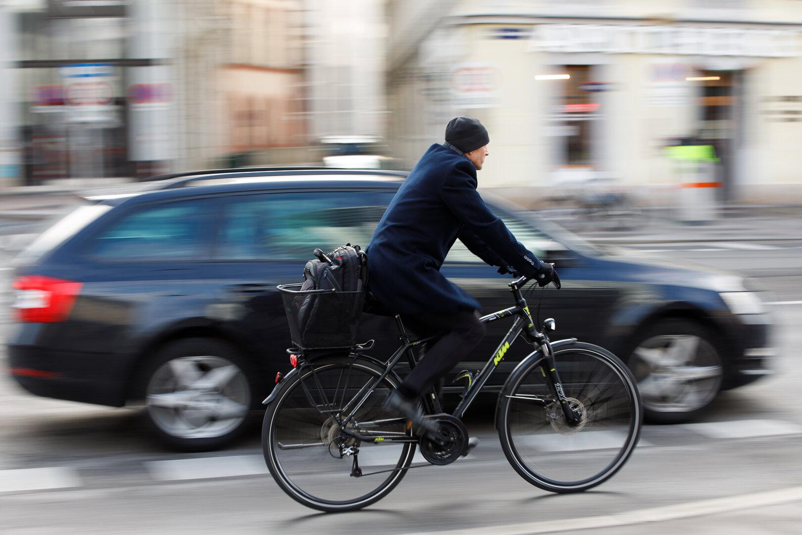 Wie man als Autofahrer einen Radfahrer legal überholt