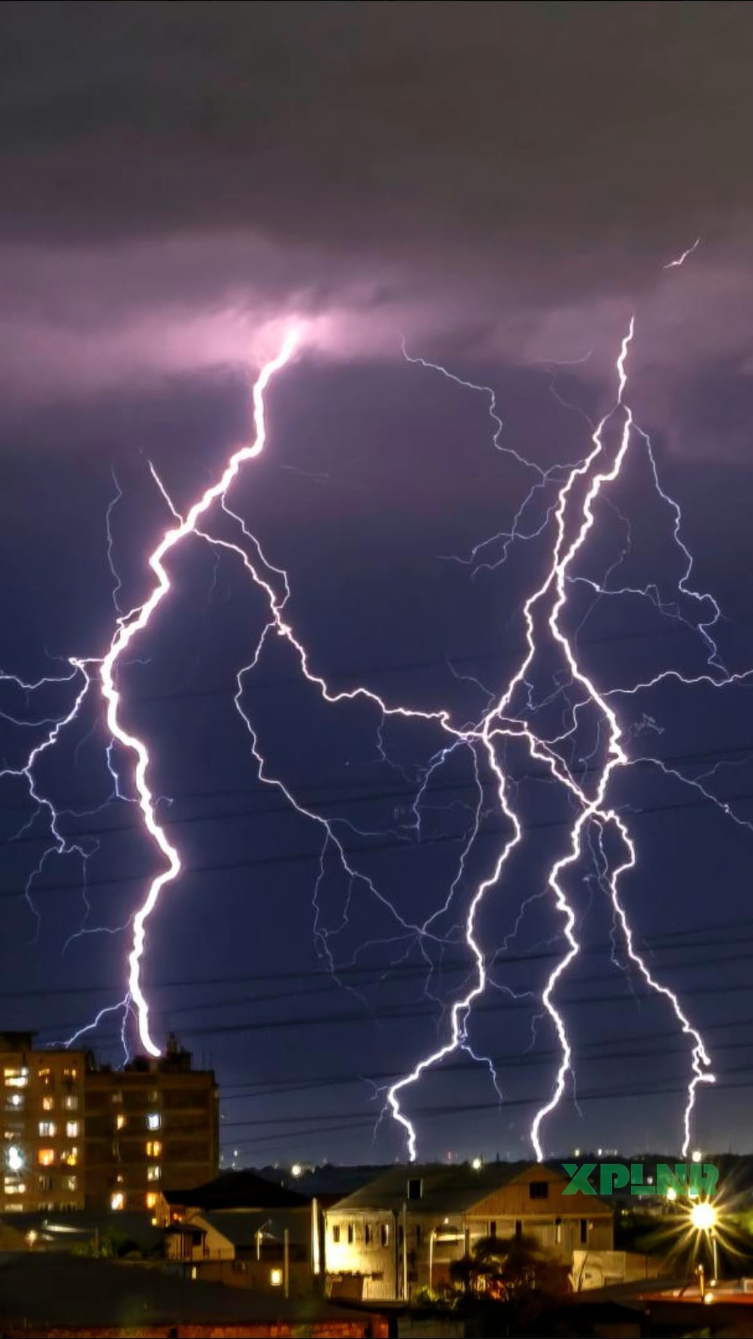 ¿Cómo se producen los rayos durante las tormentas?