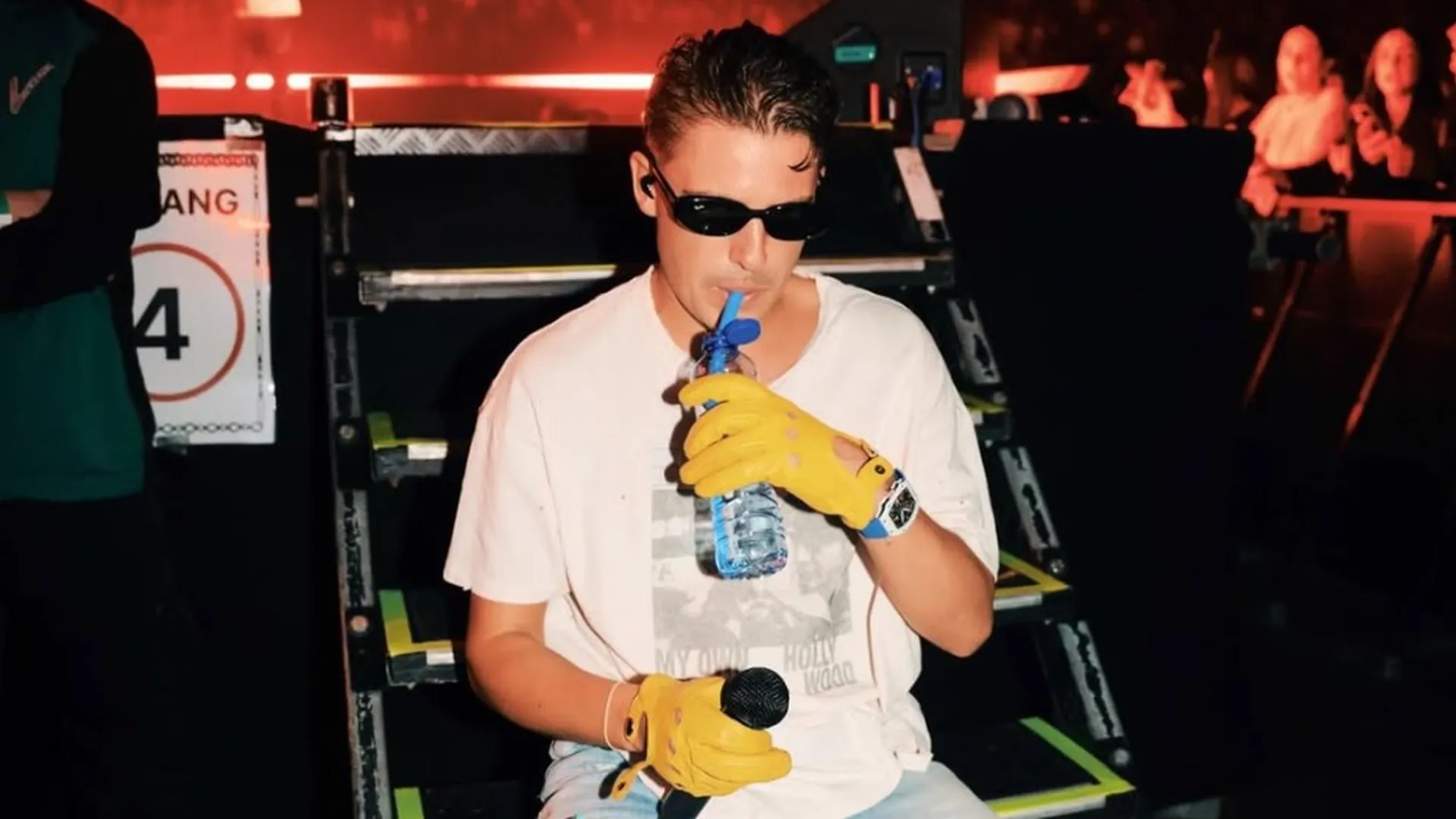 Rapper Lil’ Kleine tijdens concertreeks gespot met Richard Mille ...