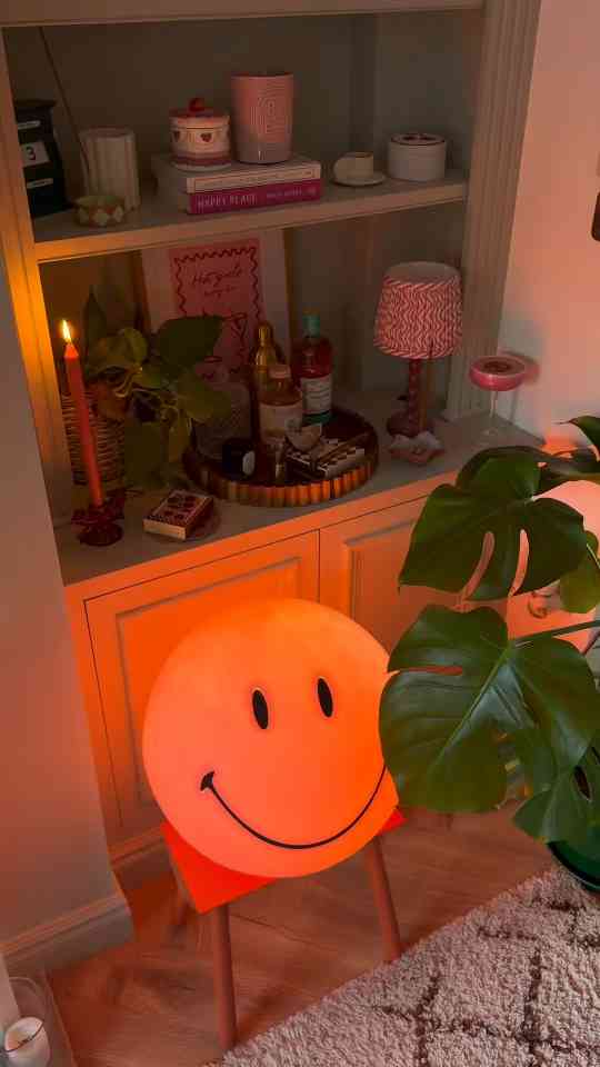 Unboxing the cool smiley lamp and styling it at home