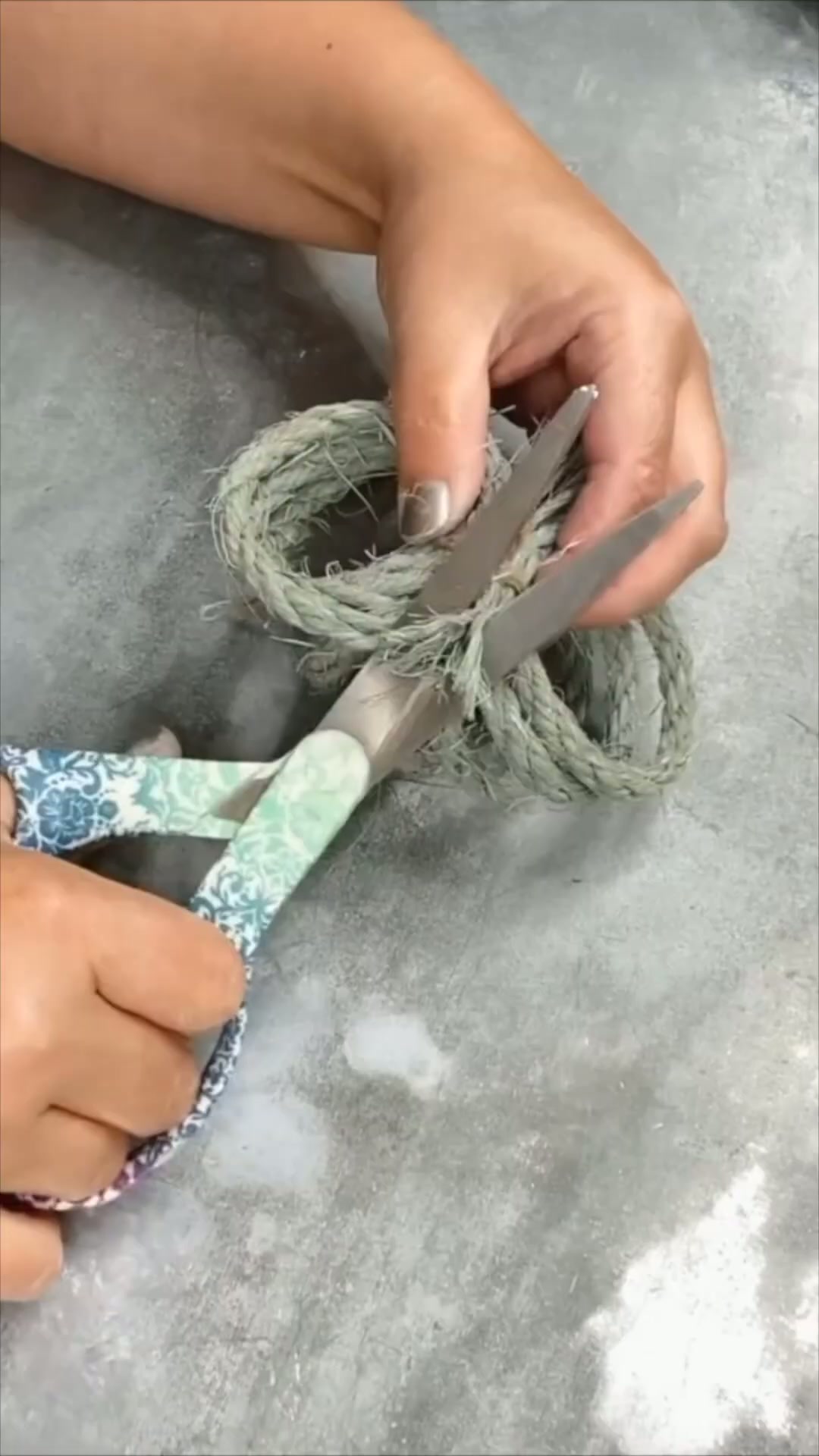 Wrap Dollar Tree rope around a rolling pin 😳