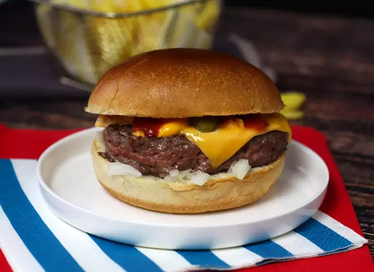 Cheeseburger, the famous burger everyone loves!