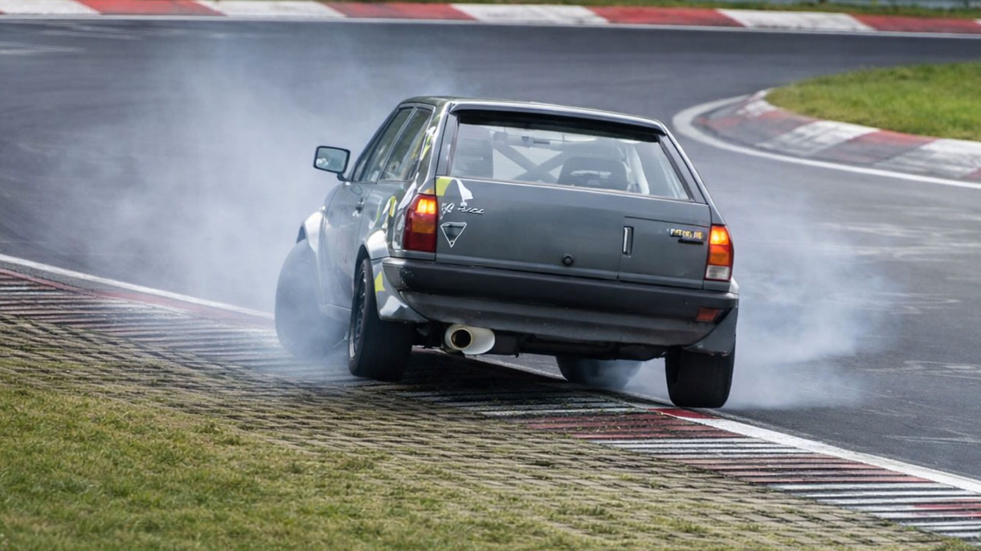 Car starts smoking after on track mistake at Nürburgring