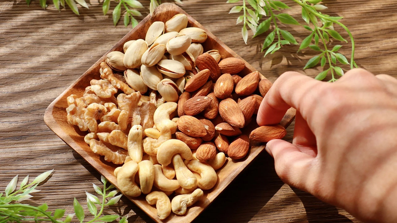 Which nuts nourish your brain? 4 to avoid and 4 to eat