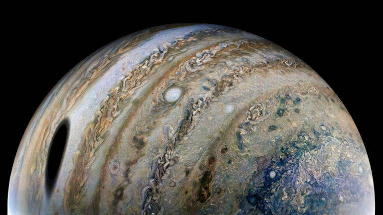 Algo en la Tierra envió 800 trillones de granos de polvo al espacio y ...