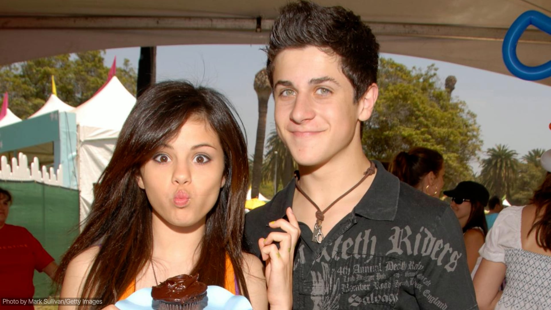 On-screen siblings who dated in real life
