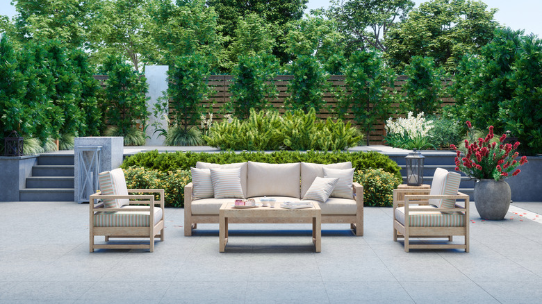These are the best and worst colors to have in your outdoor space