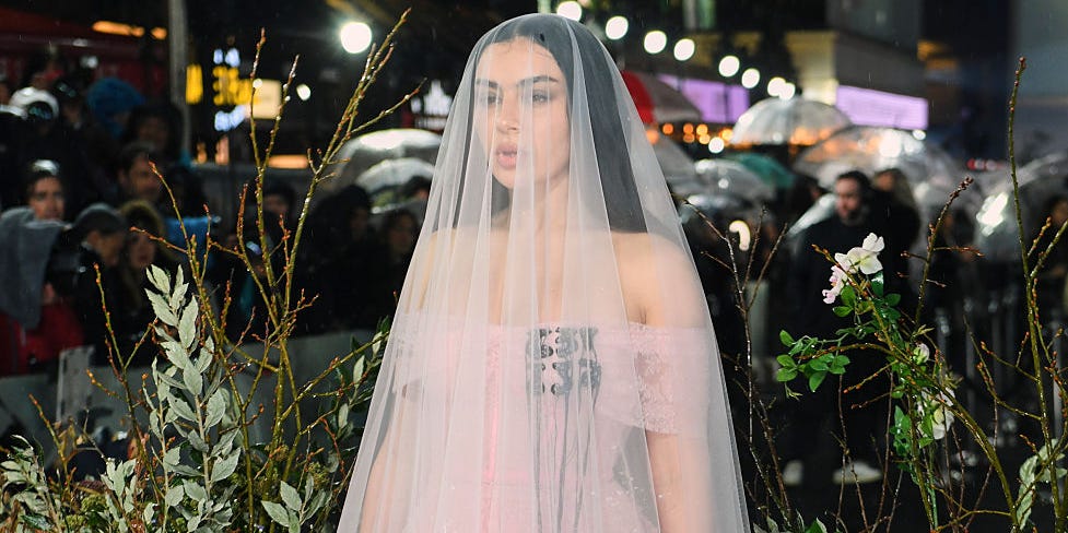 Charli XCX turned herself into a gothic bride for the "Wuthering ...