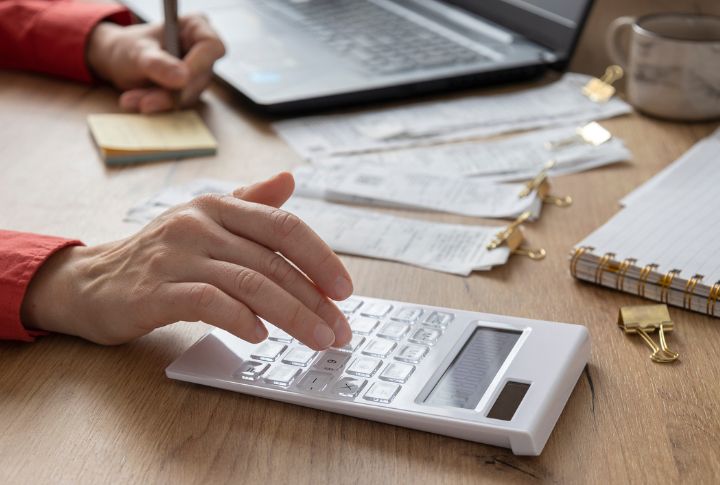 Cut these 15 expenses to stop living paycheck to paycheck