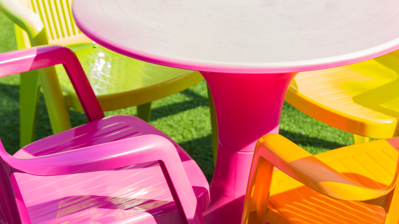 These are the best and worst colors to have in your outdoor space