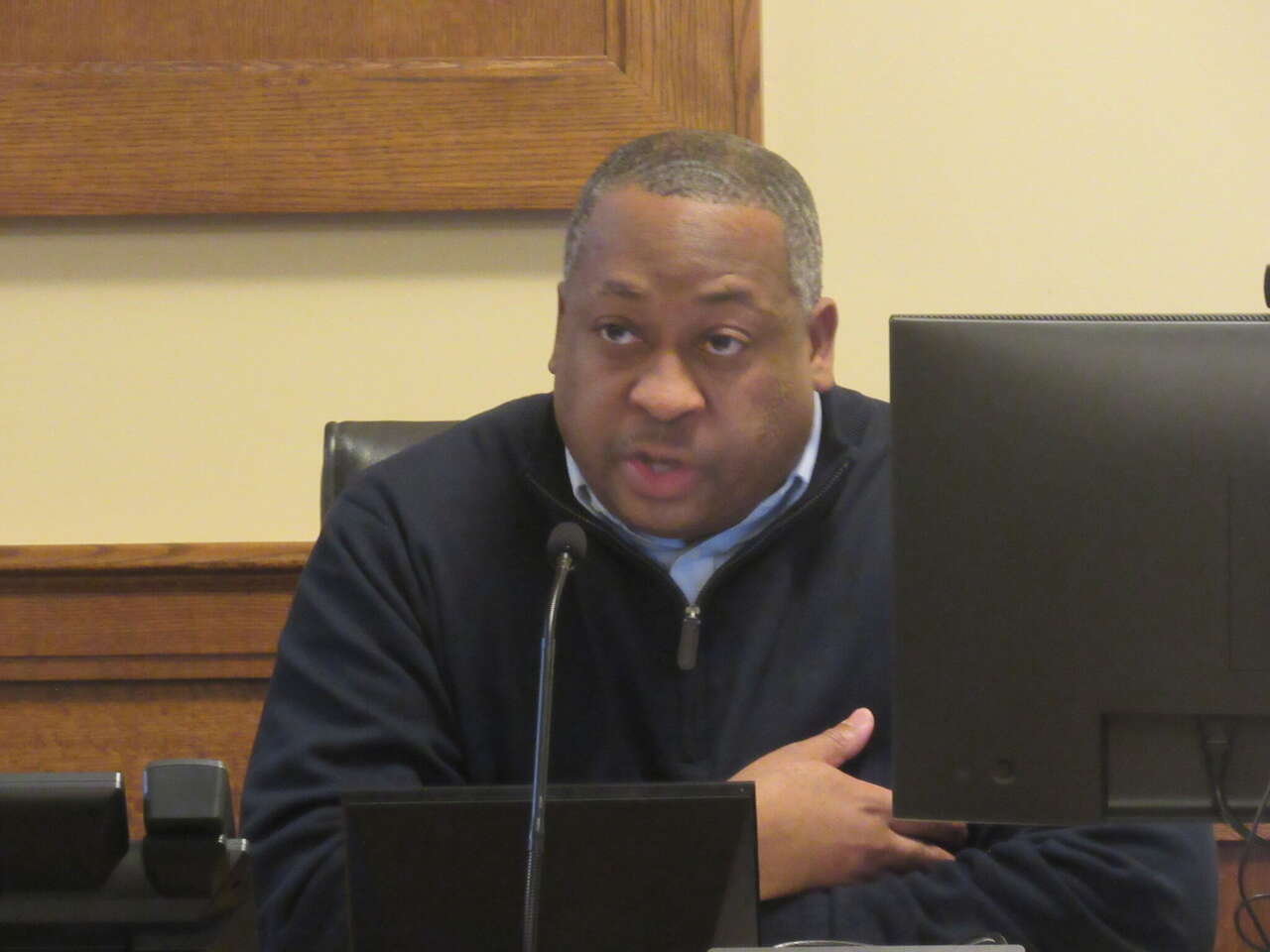 Alton mayor urges City Council to drop legal fees ordinance