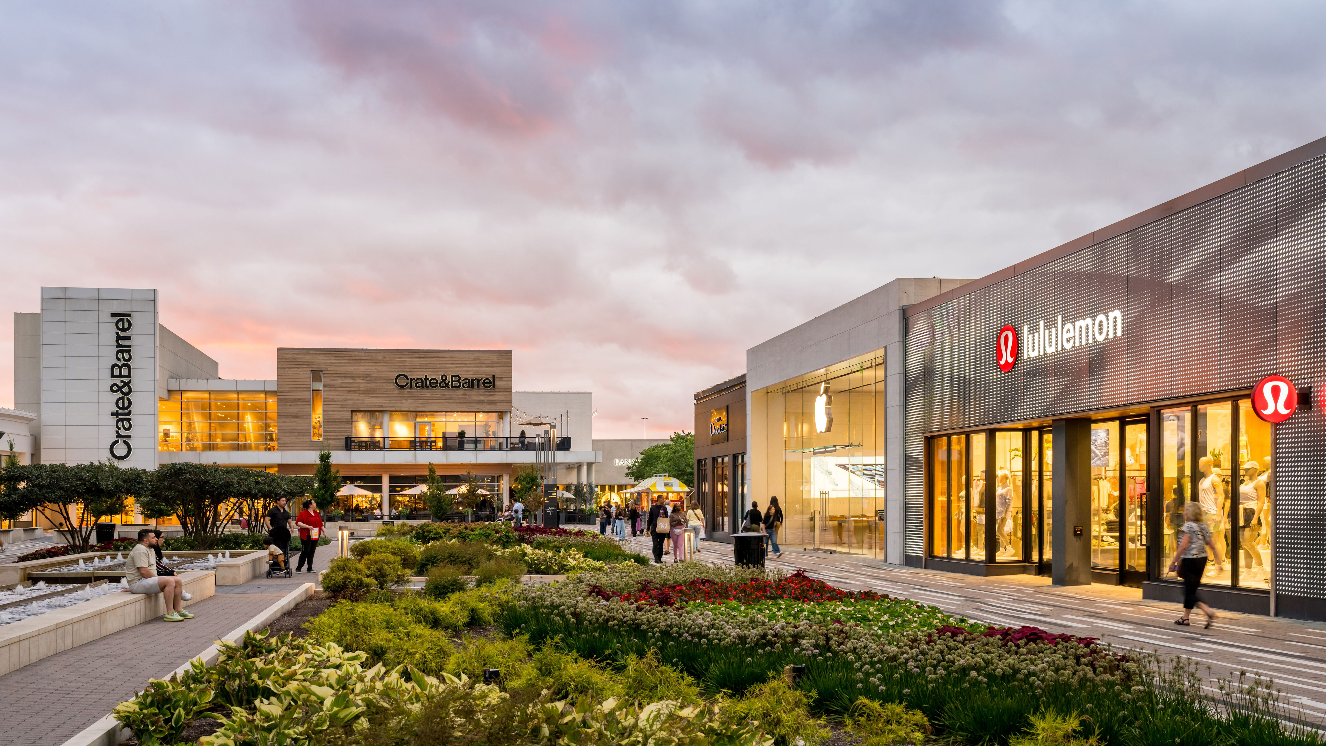 Popular suburban Chicago mall adds 'preferred' paid parking spots