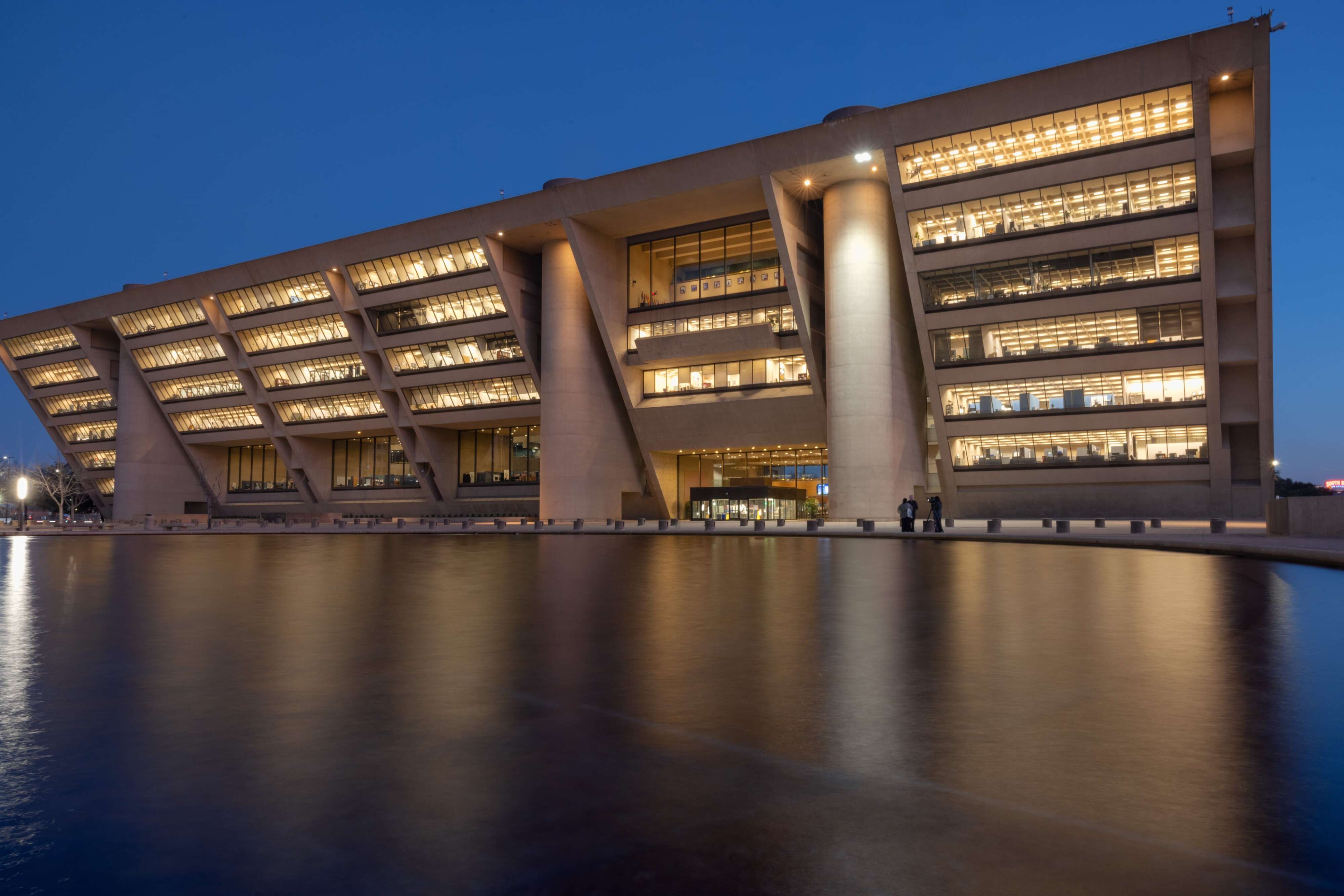 Preservationists tour Dallas City Hall in ongoing fight to maintain it