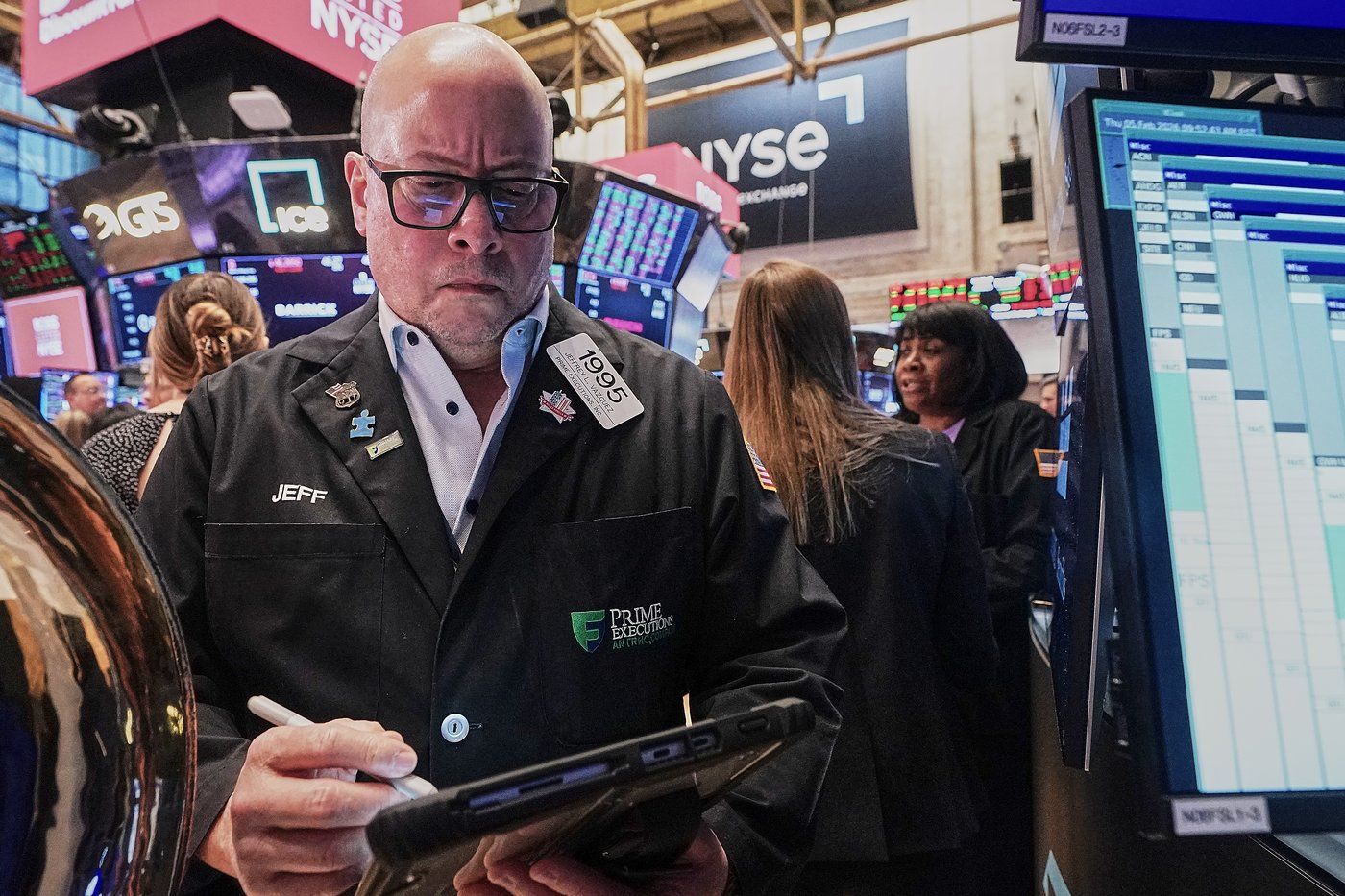 Canadian, US markets slide amid risk-off day as precious metal prices ...