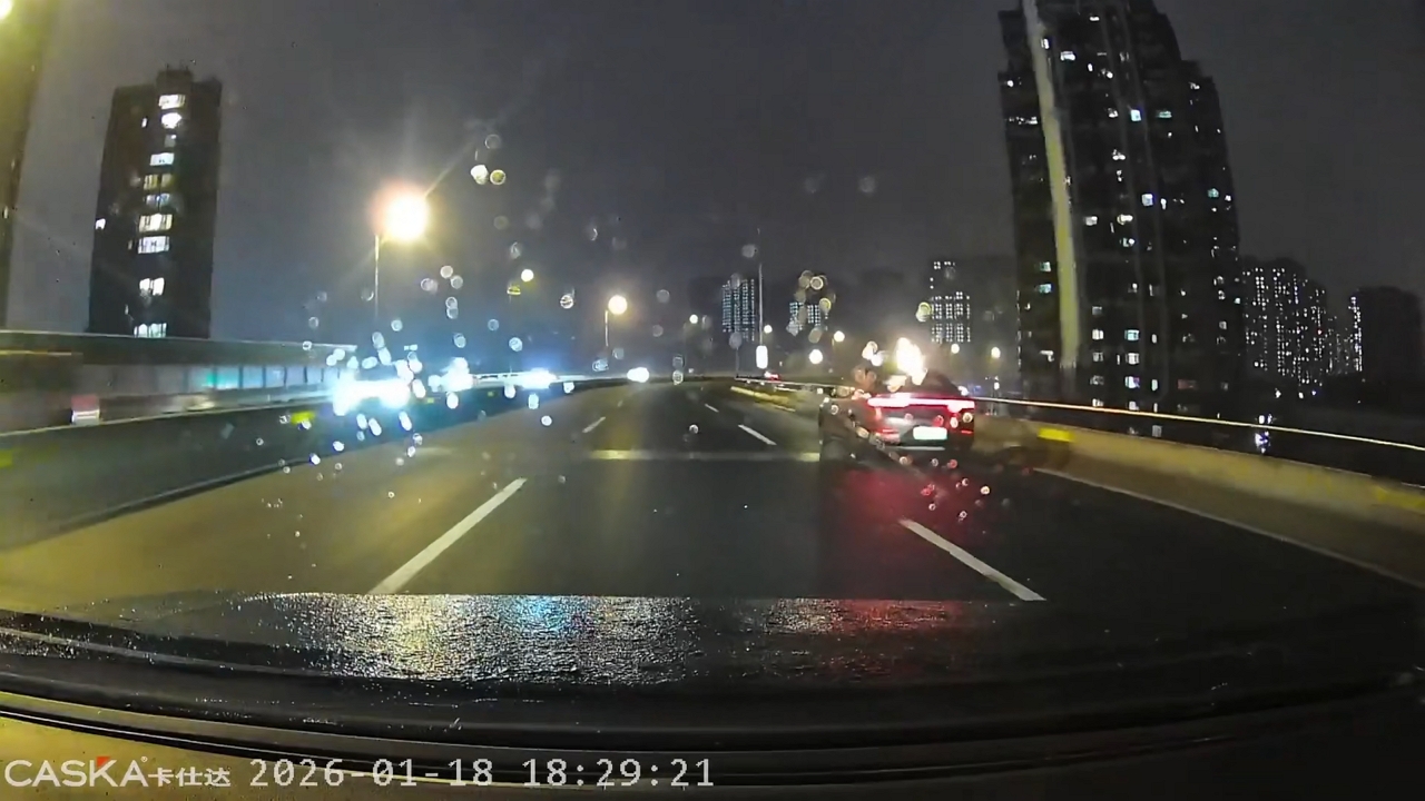 Multi-vehicle loss-of-control on rain-slick highway in Shandong, China