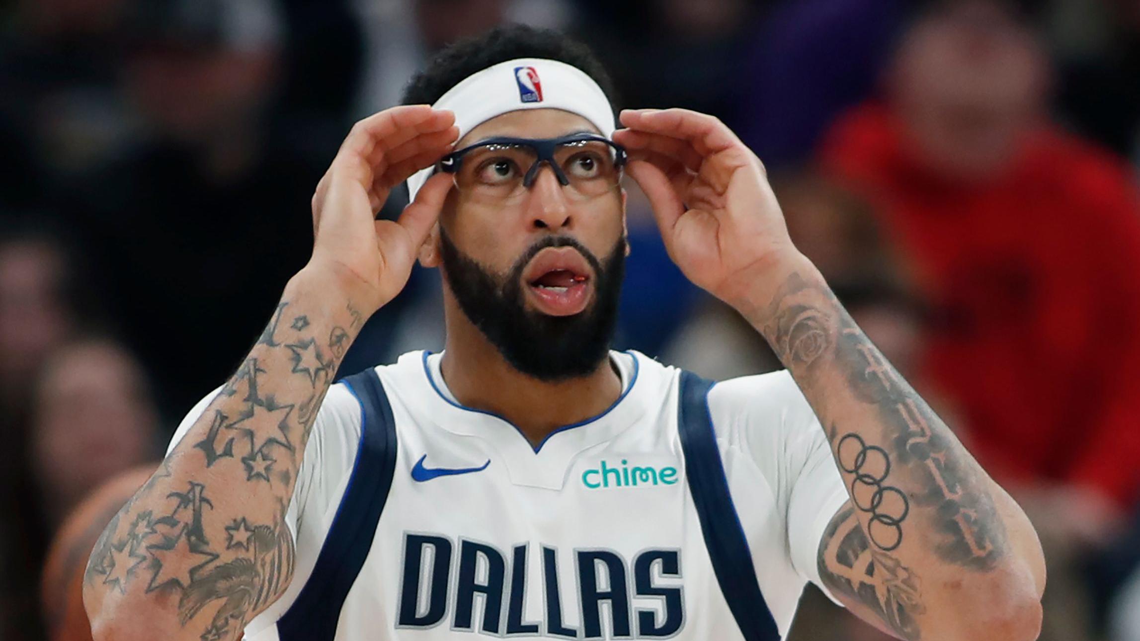 Davis joins Washington from Dallas in eight-player trade