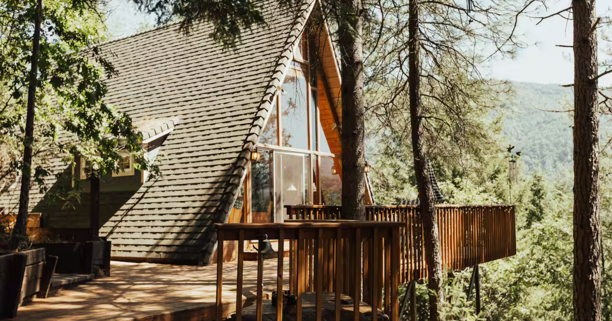 Escape to this cozy Northern California cabin for a dreamy winter weekend