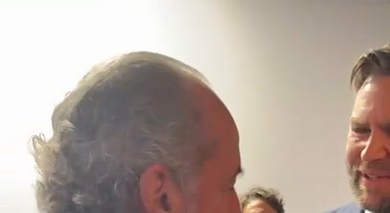 Luca Zaia e JD Vance, l'incontro e quella stretta di mano troppo ...