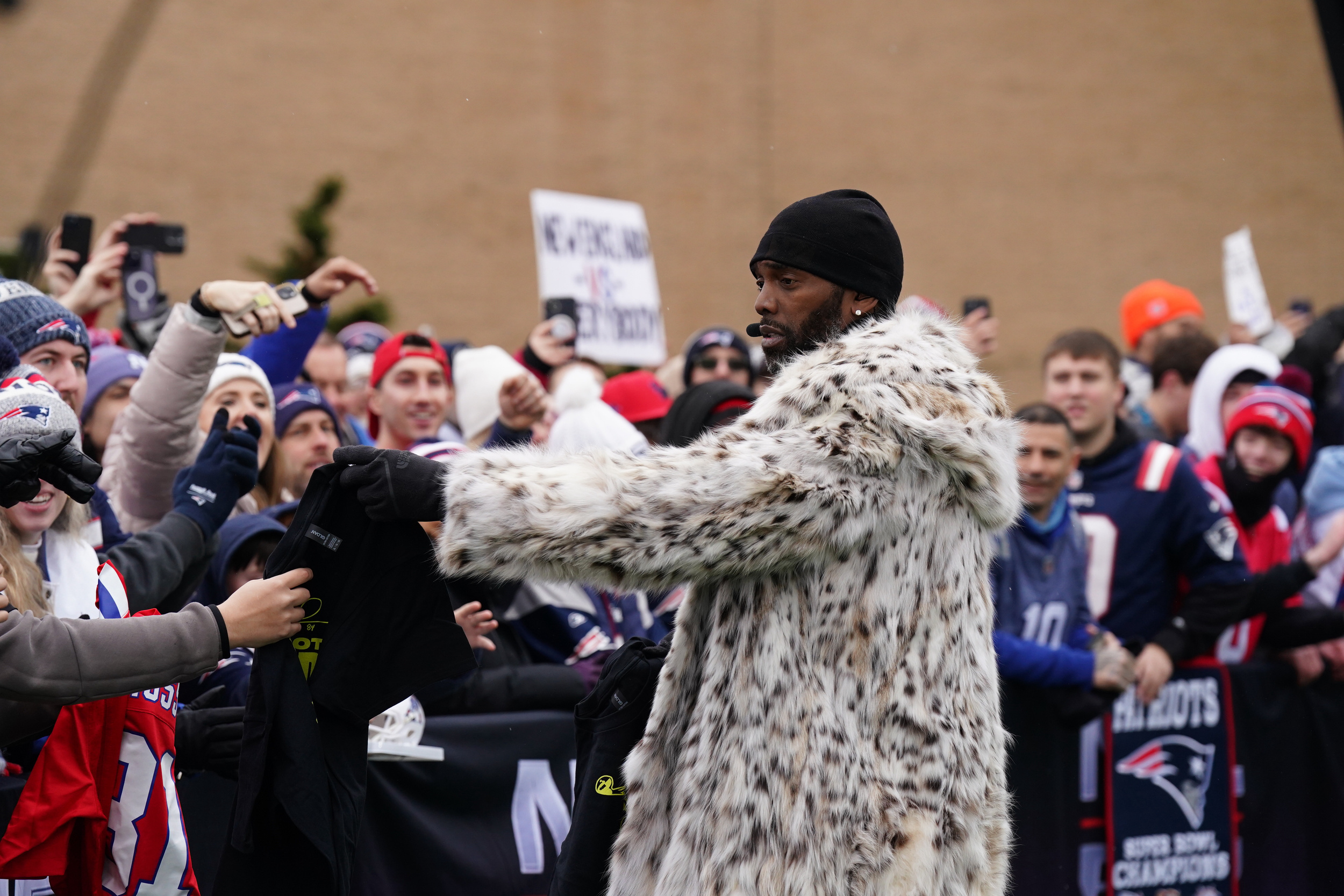 Randy Moss surprises Larry Fitzgerald with 2026 Hall of Fame induction