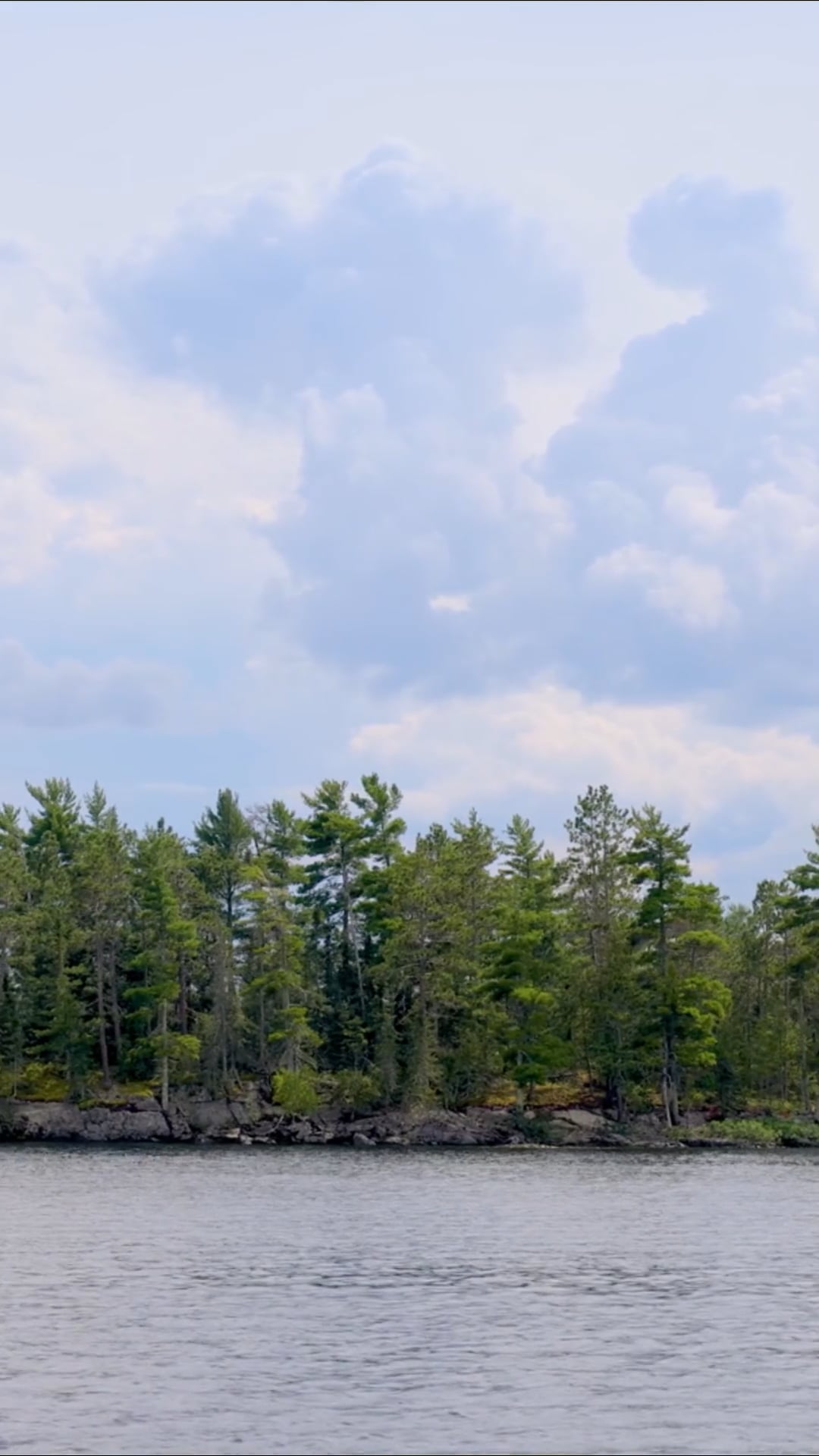 Rauhallinen drone-matka International Fallsin yli Minnesotassa