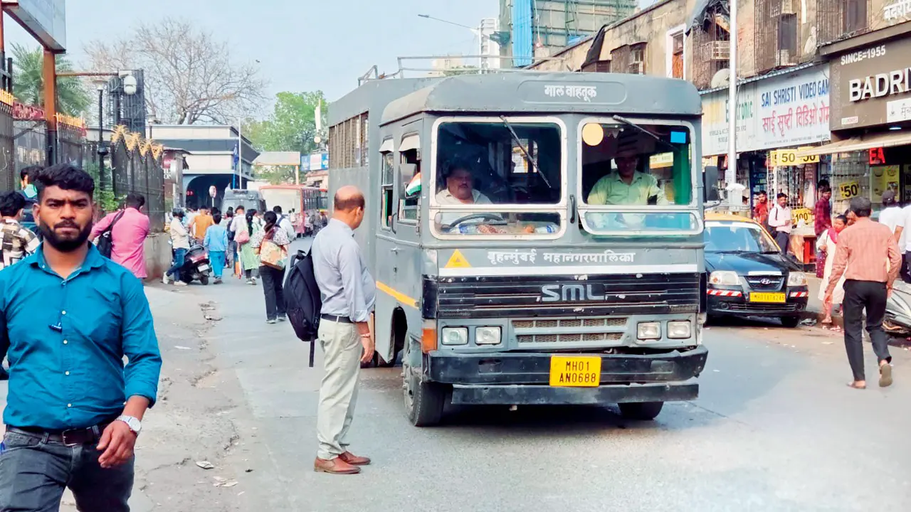 Mumbai police suspend cop for inaction against illegal hawkers
