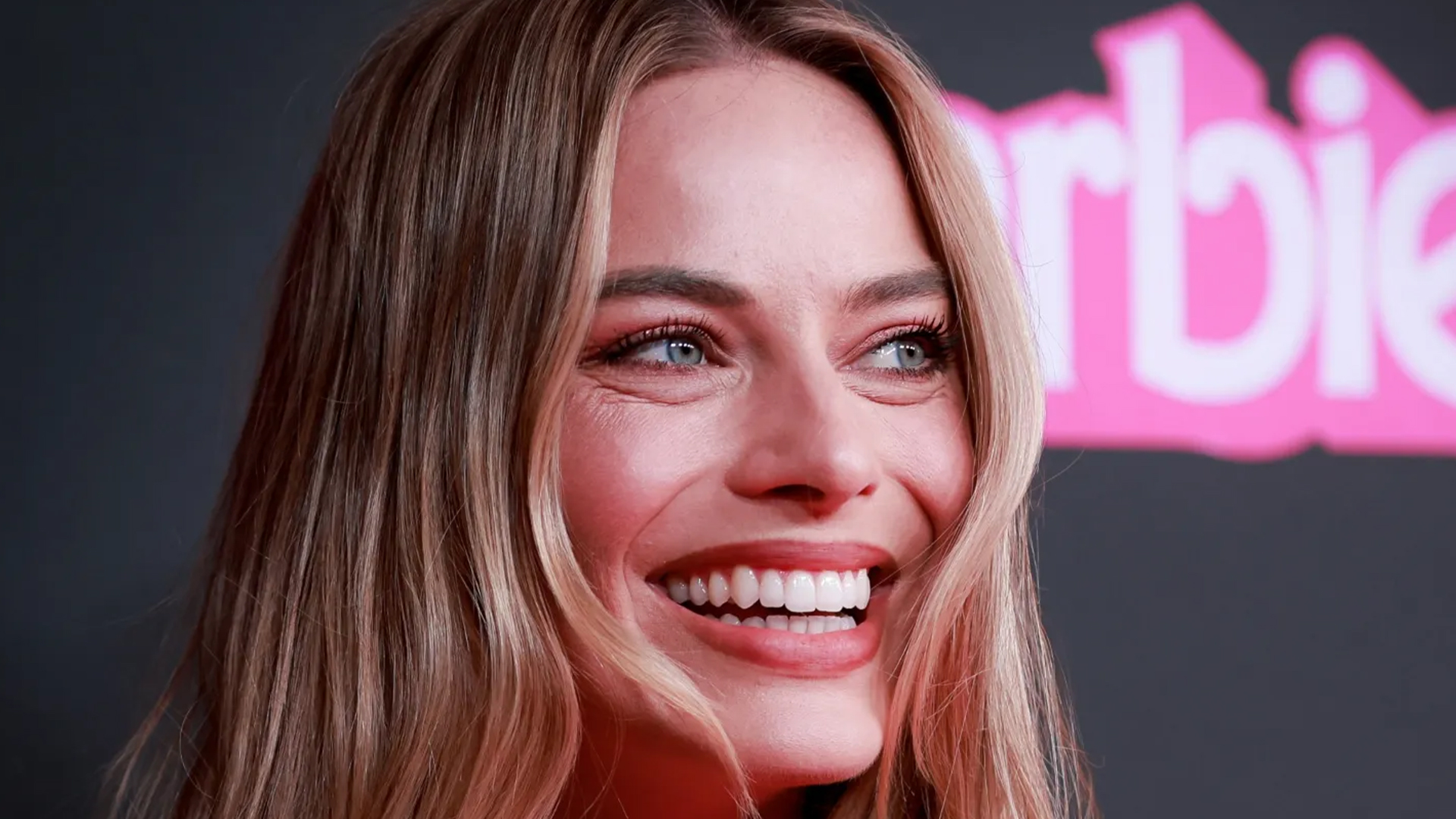 What Margot Robbie Actually Looks Like Without Makeup at 35?