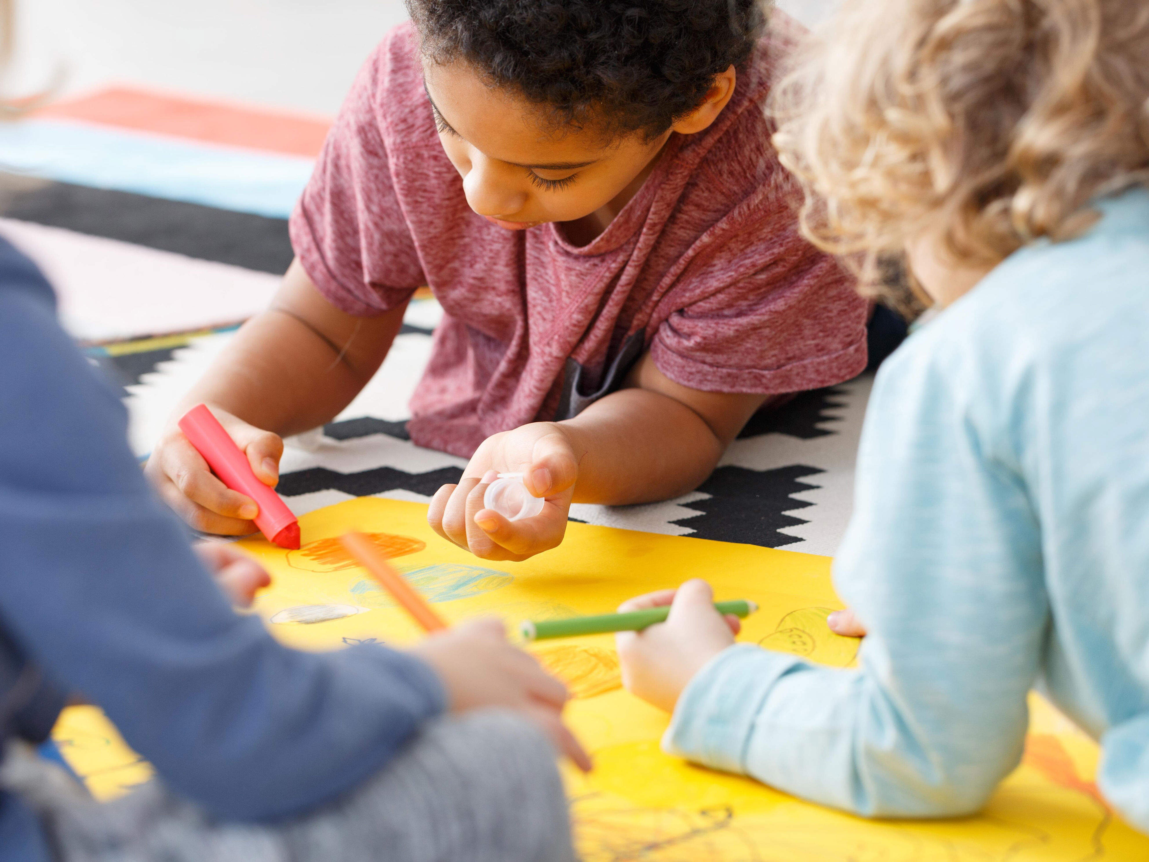 Sondage sur les garderies : la province consulte les familles